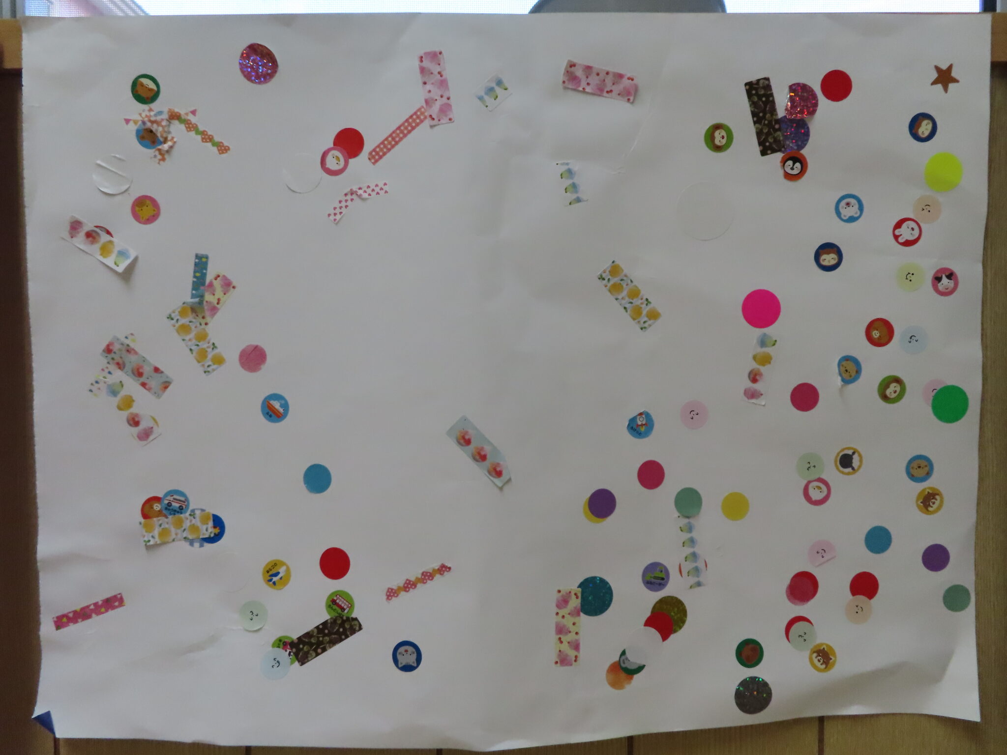 湊こども園からのお知らせ » Blog Archive » シール貼り（1歳児いちご組）